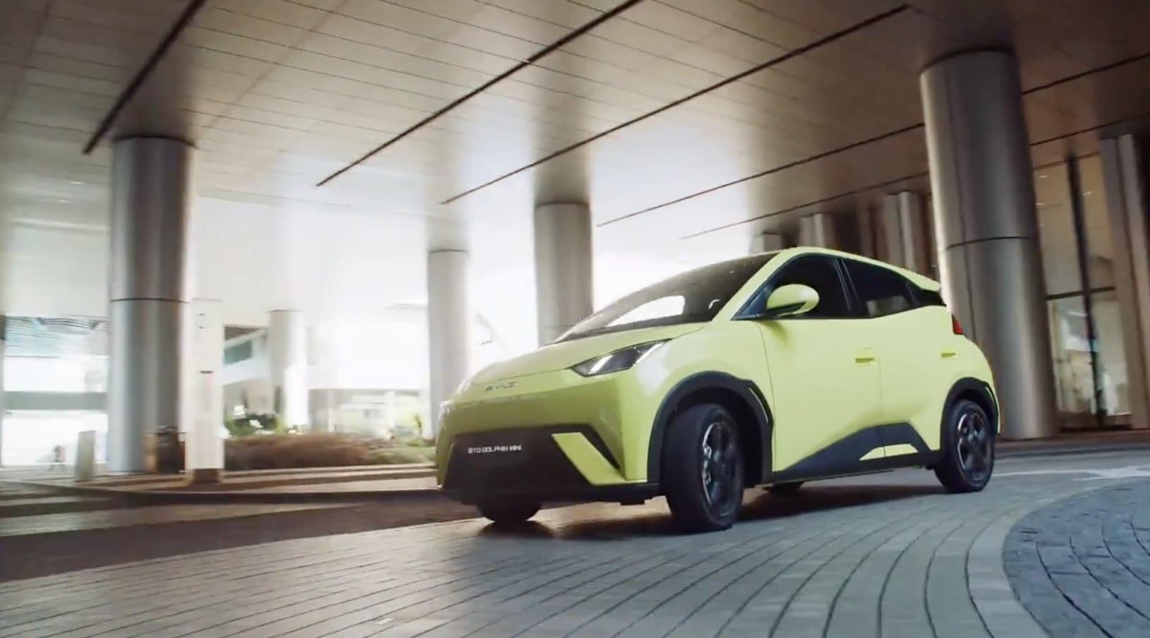 Der neue BYD Dolphin Mini für Europa ist ein kleines Elektroauto mit ...